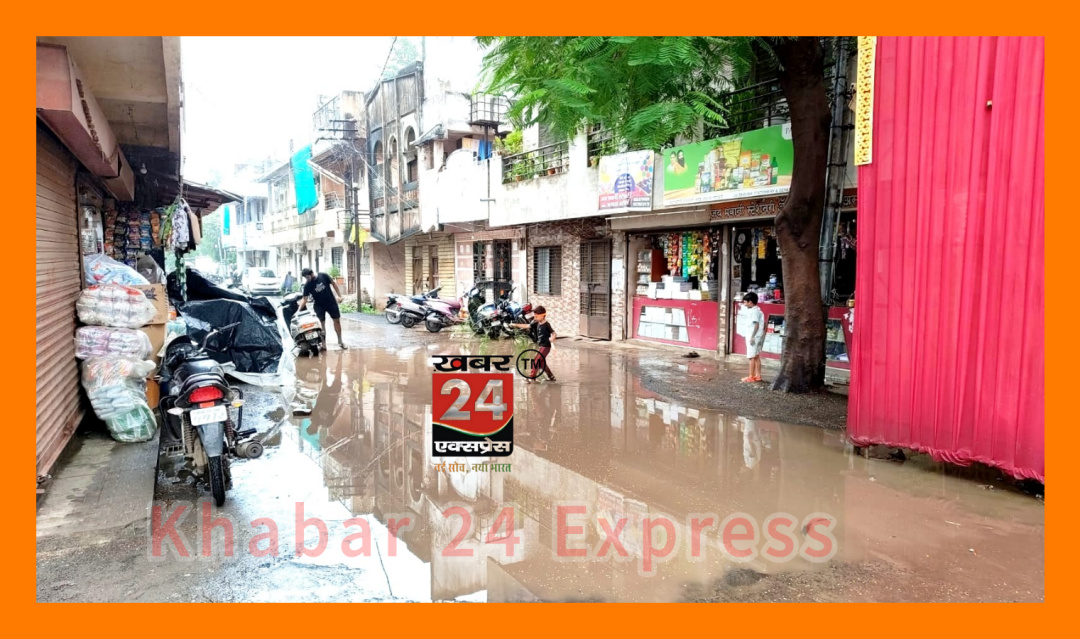 Lack of drainage on roads in Bhavani Peth area, citizens suffering